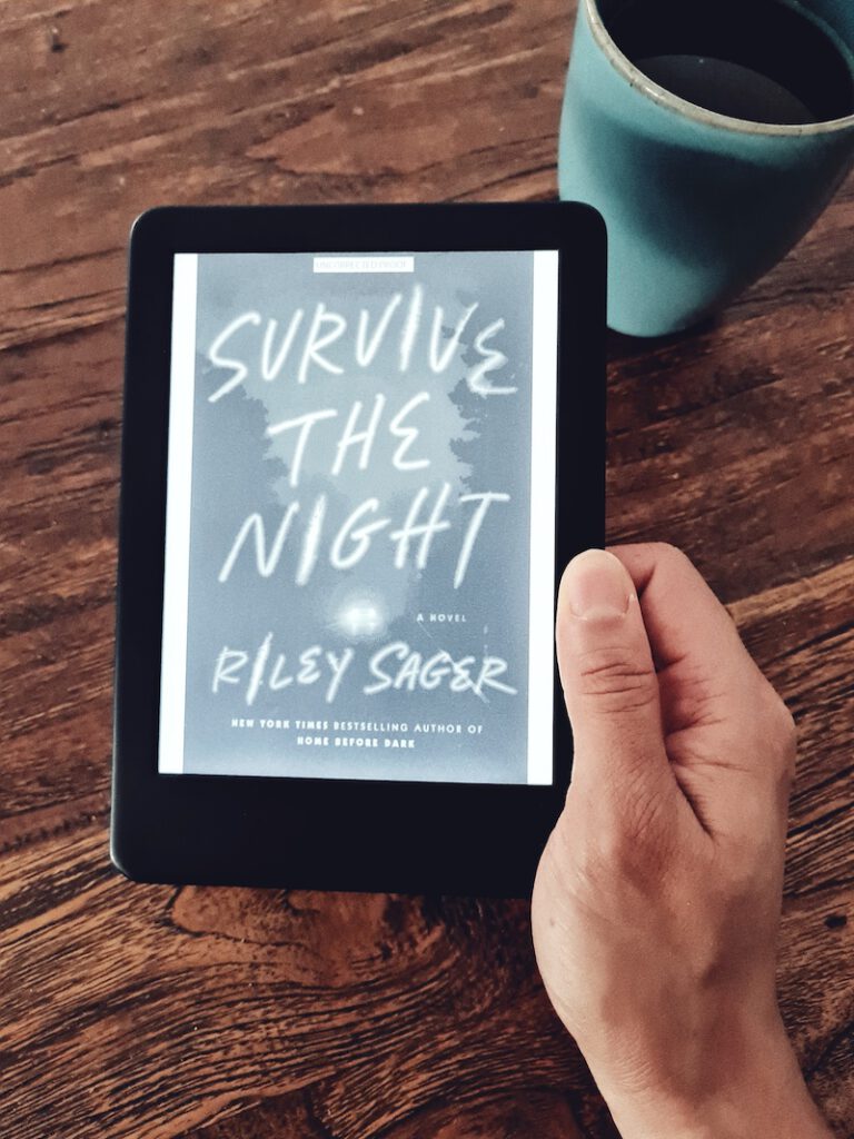 Review "Survive the night" by Riley Sager - Mo Schneyder